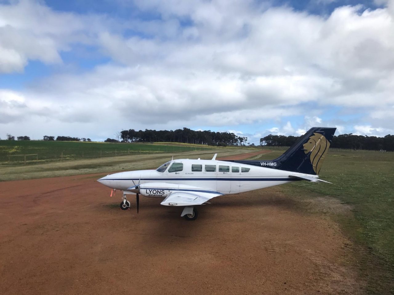 Cessna 402C | paullyonsaviation.com.au
